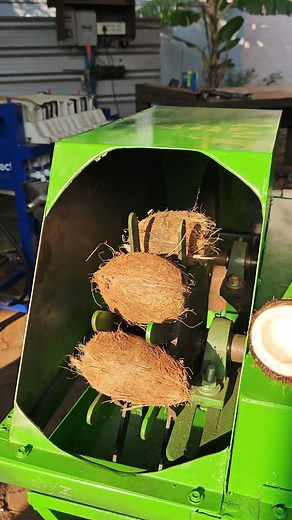 Coconut Dehusking Machine #coconut #coconutpeeling #coconutpowder | நவீன உழவன் - Naveena Uzhavan