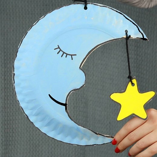 Paper Plate Moon Craft for Kids https://www.easypeasyandfun.com/moon-paper-plate-craft-for-kids/ | Easy Peasy and Fun