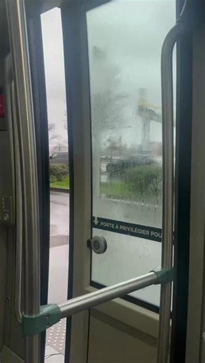 En famille ou entre amis, découvrez Astérix : Mission Potions !, le tout premier escape game Astérix en réalité virtuelle ! Vivez des sensations inédites, côtoyez vos héros préférés et triomphez des défis épiques comme si vous y étiez 🐗 Au programme : potion magique, humour et bagarre, les Romains n'ont qu'à bien se tenir 👊 Disponible dès maintenant dans toutes les salles Virtual Room 🚀 | Virtual Room Bordeaux