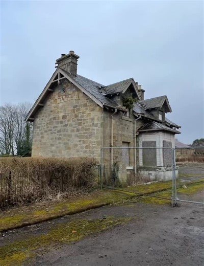 “Building the future, Restoring the past.” We were called into this project just outside Roslin with the aim of restoring these listed farm buildings and transforming them in to luxury modern homes as part of a large scale development creating new build homes. This project had it all. We stripped the buildings back to the bare bones before carefully beginning the restoration process. We created various new openings, restored original dormers & chimneys as well as a full lime mortar repoint. 😍 R