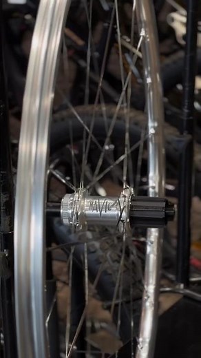 Les nouvelles roues Mavic Heritage sont justes magnifiques #mavic #cyclesblain