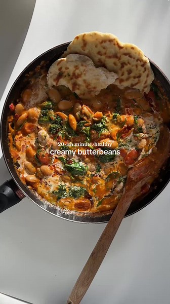 20-ish minute (!!), healthy creamy butterbeans 1 shallot, chopped ½ cup sun-dried tomatoes, chopped 1 tsp minced garlic ½ tsp chilli flakes 300g cherry tomatoes 2 tbs tomato paste 700g butterbeans, including their liquid 1 cup vegetable stock ½ cup cream, extra 1 tbs to drizzle over at end 1 cup spinach Flatbread, to serve Extras (optional): 1 tbs Chilli oil Pesto 1. heat some sun-dried tomato oil in a pan and saute the shallots. Add in the garlic, sundried tomatoes, tomato paste, cherry tomatoe