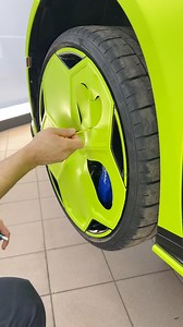 DIY: Changing the color of a rim. We show you how to change the color of a rim using wrap film. The key is proper degreasing and carefully heating the material. The film gives you full flexibility – you can remove it anytime, change the color, or go back to the original look.#Wrapping #Detailing #PaintProtectionFilm #PPF #CarMods #AutoDetailing #CarStyling #Rims #CarCare #Tuning #LamborghiniHuracanEvo | Polonez Garage - Wrapped with Passion