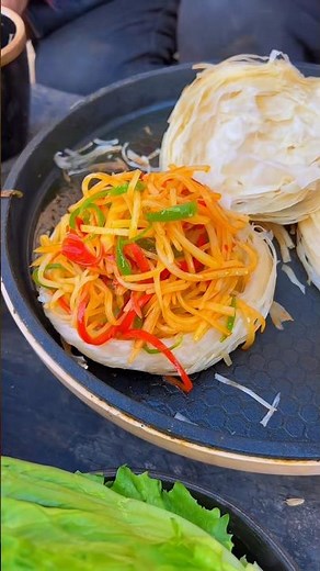 Chinese burger Stir-fried shredded potatoes with chili peppers