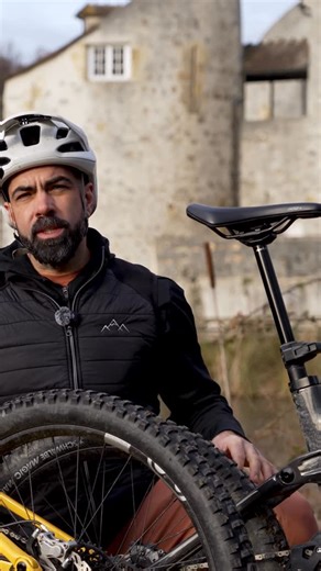 enDHurobike on Instagram: "L’essai de la Nouvelle Tige de selle RockShox Reverb AXS est disponible sur notre chaîne YouTube ! 🔥 Si ce n’était pas véritablement la première TDS sans fil du marché, c’est celle qui l’a démocratisée ! 👑 Elle repart de 0 : châssis, mécanisme, entretien, etc. Tout est revu ! 🤓 Est-ce une révolution ? 🧐 Est-ce un investissement judicieux ? 🤑 Avait-on besoin de changer notre ancienne Reverb AXS ? 🚮 Réponse dans notre dernière vidéo ! 🔥🔥 #rockshox #reverb #axs #v