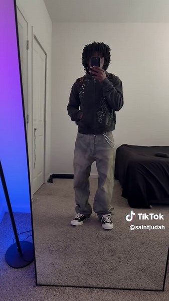 Elevate Your Outfit with a Stylish Wallet Chain