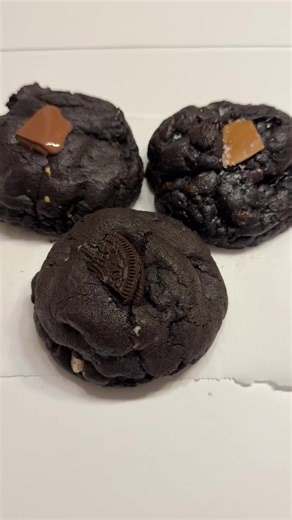 Chocolate lovers, this one’s for you!! 🤎 Now’s your chance to grab a 3 or 6 variety pack of my Dark Chocolate Espresso cookies. Each box includes the following flavors: ✨ Toffee ✨ Oreo ✨ Reese’s 💰 Pricing 3-cookie box — $12 6-cookie box — $24 #chicagobaker #chicagocookies #chicago