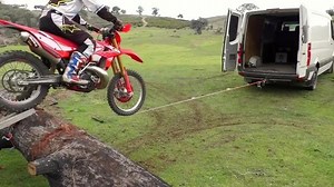 Quand charger ta moto dans ton camion avec une rampe est trop simple ... 💁‍♂️ ➡️ TimColemanX.com www.fxmotors.fr | FX MOTORS