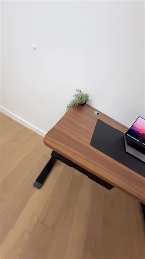 Adrien Moret | Automotive Filmmaker on Instagram: "Je répète la référence c’est Desktronic Home Pro 160x80 bois de noyer !!"