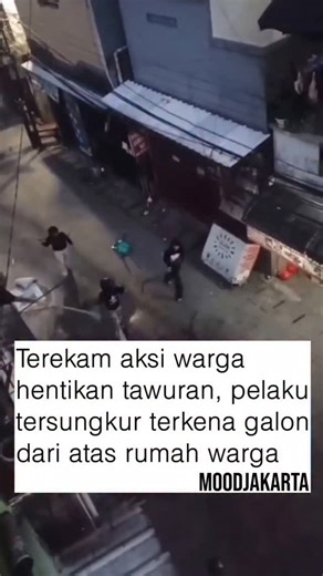 JAKARTA FOLKMOOD MEDIA on Instagram: "Terekam aksi warga yang berhasil menghentikan tawuran di lingkungan mereka. Salah satu langkah yang dilakukan warga yaitu dengan sebuah galon air dijatuhkan dari ketinggian tepat mengenai salah satu pelaku. Akibatnya, pelaku tersungkur dan tampak sempoyongan, menghentikan aksinya seketika. Berkat tindakan sigap ini, tawuran yang sebelumnya memanas akhirnya mereda. Insiden ini menjadi pengingat bahwa kewaspadaan dan keberanian warga dapat membantu mencegah ke