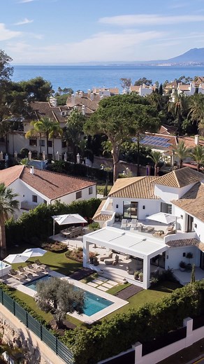 Between blue pools, crystal clear seas and seemingly endless gardens, summer is when we can enjoy the outdoors to the fullest. Be inspired by ALBA LIBERTY, adapting to any space and enhancing any architectural style with its functional yet refined design. | Corradi