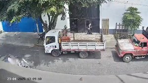 58K views · 703 reactions | #LOULTIMO Capturan dos l@drones que utilizaban una p¡st0la de juguete para cometer rob0s. Los sujetos fueron sorprendieron a bal@ por la policía justo después de cometer el hutø, uno de los sujetos fue her¡do tras el enfr3ntam¡ento. El hecho ocurrió en Bucaramanga. | NOTIVILLA | Facebook
