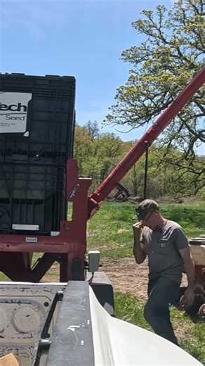 Seed Tender Trouble | Running Half Choked While Loading Soybeans 🌱🚜