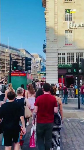 Walking in London | Beautiful Street Views 4K 🇬🇧