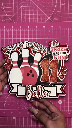 🎳💘 Love is in the air… and it’s a STRIKE! 💘🎳 Creating this Bowling Valentine’s Day cake topper filled with hearts, glitter, and lots of love ❤️✨ Perfect for Valentine birthdays, school parties, or anyone who loves bowling 🥰 Name, age & colors fully customizable 💖 📩 DM to order 📦 Shipping available 💝 Handmade with love by Dream by Lis ⸻ 🎳💘 ¡El amor está en el aire… y fue STRIKE! 💘🎳 Creando este cake topper de boliche para San Valentín lleno de corazones, brillo y mucho amor ❤️✨ Perfe