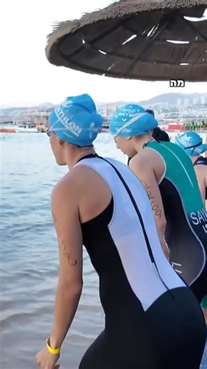 אז איך נראית תחרות טריאתלון? 🏊‍♂️🚴‍♀️🏃‍♀️ 🏊 שחייה: זינוק למים. שחייה וניווט במים פתוחים. T1: ריצה לשטח ההחלפה ומעבר מהיר לרכיבה. זהירות- אסור לבזבז זמן! 🚴‍♀️ אופניים : רכיבה אסטרטגית ונכונה. זמן לתת לרגליים לדבר! T2:החלפה מהירה לריצה- מתחילים את השלב האחרון בתחרות. 🏃‍♀️ ריצה: השלב הסופי. כאן נדרש כוח מנטלי כדי לסיים את המסלול עם חיוך על הפנים! ומה איתכם? מה החלק המועדף עליכם בתחרות טריאתלון? | Israeli Triathlon Association - איגוד הטריאתלון הישראלי