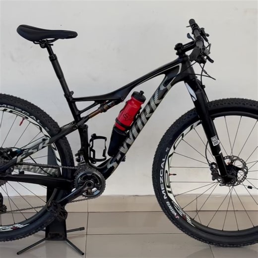 Una bike mejorará tu felicidad comprobado!! on Instagram: "Vendido ❌ 🚴‍♂️ Specialized Epic S-Works World Cup Aro 29 – Talle M – Cuadro 100% carbono Versión World Cup, diseñada para máxima velocidad XC, con componentes tope de gama y horquilla RockShox RS-1 Brain. ⚙️ Transmisión: Shimano XTR 11v completa (36/26 – cassette 11-40) 🛑 Frenos: Shimano XTR hidráulicos ⚙️ Suspensión: FOX / Specialized Mini-Brain + RockShox RS-1 Brain, 100 mm ⚙️ Ruedas: Rodado 29 con cubiertas Vittoria 2.35 tubeless 🔥