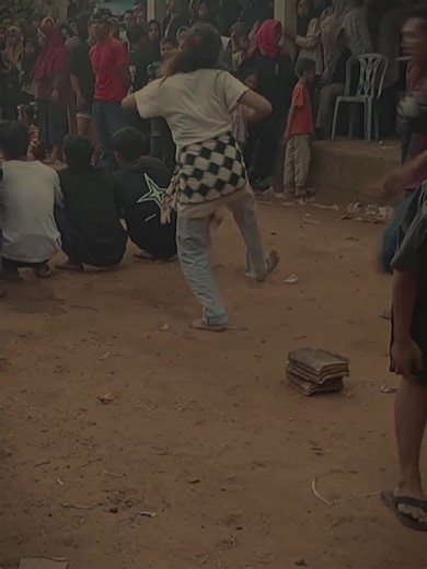 di masak dulu mbk ayamnya kok langsung di makan😄😄