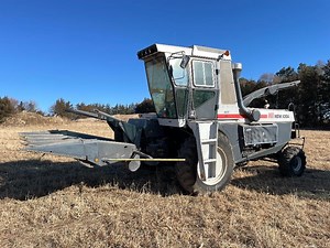 New Idea 803C Uni-Harvester W/4R30 Row Crop Header | Agriculture