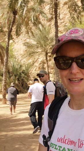 På tur i dag til Wadi Shab. Først kjørte vi 2 timer i bil og måtte ta en liten båttur over vannet. Deretter gikk vi i 45 minutter. Vi måtte så svømme i 3 vann før vi kom til en grotte med et fossefall. | Dr Dyregod