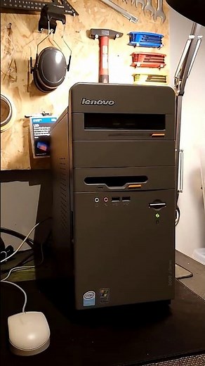 Turning on a Lenovo computer with Windows XP #retro #computer #windowsxp