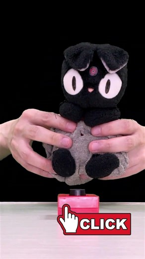 「CLICK」と書かれた謎のボタン…ケケが押してみた結果😺🔘❓