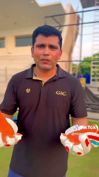Kamran Akmal Uses Nemo Keeper Gloves for Cricket