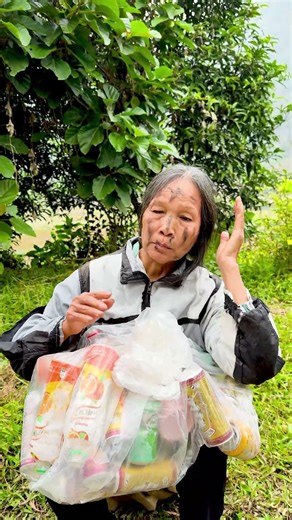 The older brother bullies the two beggar women, and the ending evokes memories of his mother.😭😭