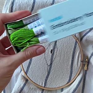 Har du prøvd å fikse hull i klærne dine med broderi? 🧶🪡 Forskjellige former for "visible mending" er å finne overalt på Pinterest og Instagram for tiden, og vi elsker idéen! At man kan forlenge livet på klær og tekstiler med fine små broderte kunstverk 😍♻️ Videoen ser du et (litt kjapt laget) forslag på hvordan man f.eks. kan brodere et lite blad på kjøkkenkluten sin 🍃 Kal du prøve? Så kan du finne våre fine nye broderigarn i 100 flotte farger her ⬇️ https://shop.hobbii.no/embroidery-yarn | 