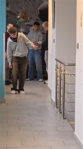 SOŠ Karlovy Vary, s.r.o. on Instagram: "Projektový den ve Fyzikální laboratoři se nesl ve znamení objevování a experimentování. Žáci si vyzkoušeli, že fyzika není jen o vzorcích: měřili frekvenci vrtačky pomocí natažené gumy, určovali výšku objektů s pomocí klinometru, stavěli mosty ze špejlí a testovali jejich pevnost při zatížení. Učení zážitkem, spolupráce a pořádná dávka zvídavosti – přesně tak má fyzika vypadat. #projektovyden #fyzika #fyzikalnilaborator #ucenizazitkem #skolavpraxi #stem #e