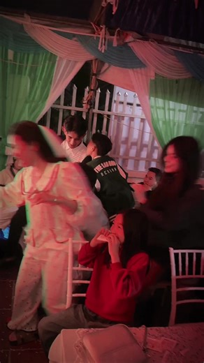 Nhảy đám cưới cực chất với chân cỡ này