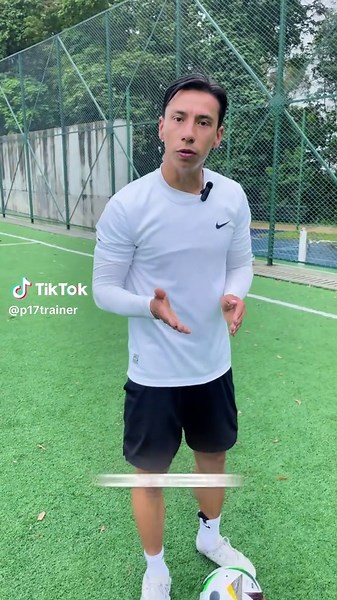 Futbolista aprende como dar un pase con curva 🔥 #futbol⚽️ #tutorial #futboltiktok #soccertiktok #entrenamientofutbol
