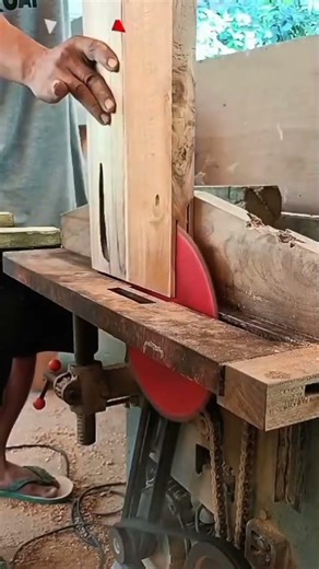 Wood Splitting Technique Using a Large Circular Saw Machine — Ultra Clean Cuts, High Precision