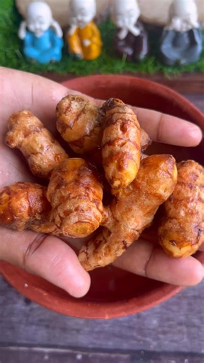 Sakarasaathamum_vadakarium 😉 on Instagram: "Try it (or) skip it ❌❌DONT THROW AWAY PONGAL MANJA KOTHU 🤩🔥 Raw turmeric curry 🫚To a pan add 2 tbsp ghee , 1/4 cup 🫚Grated turmeric and sauté for 5-6 min. 🫚Now remove the turmeric and add 1/2 tbsp ghee, 1/4 cup green peas( if it is dried green peas soak in water for overnight & pressure cook 5-6 whistle until it turns soft) 10 cashew and fry for 2 min. 🫚Now remove the peas and cashew from pan and add 2 tbsp ghee. 🫚Add 1/4 inch cinnamon , 1 bay 