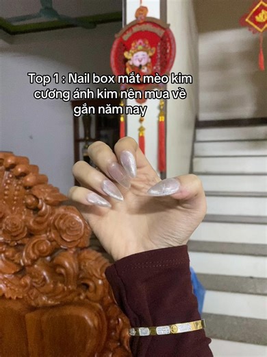 ✨ MẪU NAIL TRẮNG SỮA NHŨ – TÔN DA CỰC ĐỈNH ✨ Form nhọn dài siêu sang, màu trắng sữa ánh nhũ lấp lánh nhẹ nhàng nhìn là mê ngay 🥰 Đi tiệc, cưới, chụp hình hay mặc váy bánh bèo là auto nổi bật. ✔️ Tôn da, nhìn tay thon hơn ✔️ Nhũ mịn bắt sáng nhưng không quá chói ✔️ Form cứng cáp, lên tay cực sang Ai thích style nữ tính – thanh lịch – hơi “tiểu thư” thì không nên bỏ qua mẫu này 🤍 📩 Ib để được tư vấn size và đặt