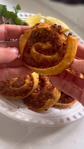 Resharing this from my “Meliz’s Cooks” twist series. My Mini Cheats’ Lahmacun Pinwheels are a quick and easy treat version of my lahmacun recipe on my blog, both recipes have been on there for years. Ingredients below, full method in the caption and on my blog (link in bio). I posted this a year ago and I’ve loved seeing the remakes! Please make it. Ingredients 1 small onion, peeled, roughly chopped 1 kapya biber / red romano or small red bell pepper, deseeded, roughly chopped 1 green çarliston 