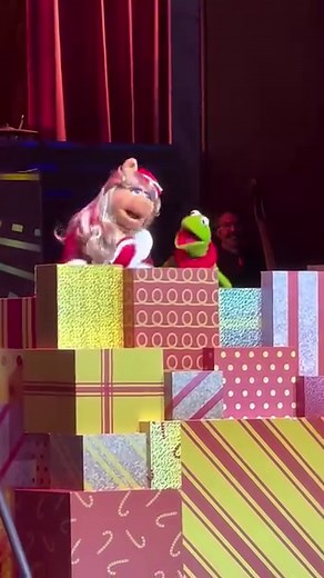 201K views · 654 reactions | Kermit and Miss Piggy in the new “Disney Holidays in Hollywood,” show! #disney #waltdisney #ohmydisney #disneyparks #fyp #foryourpage #disneyland #waltdisneyworld #waltdisneypictures #waltdisneyworldparks #wdw #epcot #magickingdom #hollywoodstudios #animalkingdom #muppets #muppetshow #kermitthefrog #misspiggy | Kenny the Pirate | Facebook
