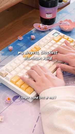 foams thick pbt keycaps smooth, deep, thocky switches is the recipe 🥰 — I love aluminum keyboards but the truth is they don’t go as deep/low-pitched as my plastic boards can, even with foam! But this is the deepest sounding alu build I have so far! And of course, it is so edible 🤤🥭🍠 — keyboard • cidoo v75 plus @CIDOO keycaps • mw mango keylime @MILKYWAYKEYS switches • bsun taro n sweet potato by @Keebz N Cables (switch specs below) - all linked in bio, with discount codes where applicable 🫶