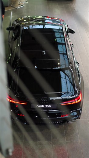 Audi RS 6 Avant Performance quattro – extrem în performanță, rafinat în fiecare detaliu. RS 6 Performance duce conceptul de Avant la nivel de supercar: design impunător, tehnologie de vârf și 630 CP gata să transforme orice drum într-o experiență pură de adrenalină. Motorul V8 pe benzină Mild Hybrid, transmisia Tiptronic în 8 trepte și tracțiunea integrală quattro livrează accelerații explozive și control absolut. 🔹 630 CP, Mild Hybrid & tracțiune quattro 🔹 Suspensie RS sport plus cu DRC & frâ