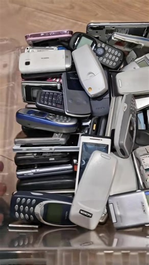 📦📱 Throwback time! Going through a whole box of classic phones — flip phones, sliders, old-school gems and forgotten legends 😍✨ Which one do you remember? #RetroPhones #PhoneCollection #TechThrowback #VintageTech #Nokia