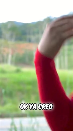 Un hombre y una mujer tienen un pequeño desacuerdo cerca de un coche. Se ven frustrados y preocupados por algo. ¿Qué estará pasando? ¡Quédate para descubrirlo! #Discusión #Coche #Frustración #Preocupación #Drama | Historias sin filtros