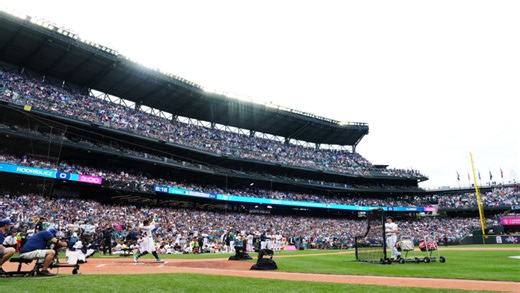 Watch This Blonde And Some Bro Play 'Speed Dating' During Seattle Mariners Game