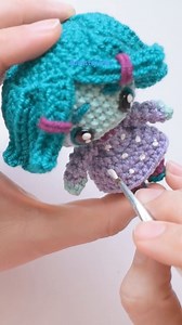 Linda y pequeña Envidia 🩵 las emociones de Inside Out 2 también las pueden tejer con mis tutoriales 🫶🏻 en @amistejiendo #insideout2 #insideout #intensamente2 #intensamente #amigurumi #envidia #envy #howtocrochet #fanart #tutorial | Amis Tejiendo Momentos