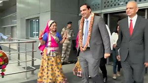 Visite du Speaker Adrien Duval en Inde Le Speaker de l’Assemblée nationale, Adrien Duval, a effectué une visite officielle en Inde du 16 au 18 août, à l'invitation d'Om Birla, le Speaker du Lok Sabha. Accueilli avec tous les honneurs réservés aux grandes personnalités, cette visite avait pour objectif de favoriser les échanges d’idées et de renforcer les relations parlementaires entre les deux pays. Au cours de son séjour, Adrien Duval a rencontré plusieurs figures importantes de la scène politi