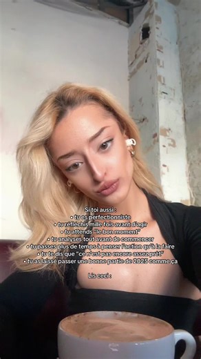 j’ai souvent cru au syndrome du fameux perfectionniste mais c’était il y’a quelque années parce qu’être perfectionniste , si je devais refaire la définition : ce serait le trop parfait qui ne se pose jamais la question de si erreur il y’a mais ici si tu te reconnais dans ce que j’ai cité. On te dira sûrement que : 🧩tu procrastines. 🧩 tu as peur de l’inconnu. 🧩 tu manques de discipline. Mais la vérité est plus inconfortable. 👉 Tu n’as pas peur de l’action. 👉 Tu as peur de ce qui vient APRÈS 