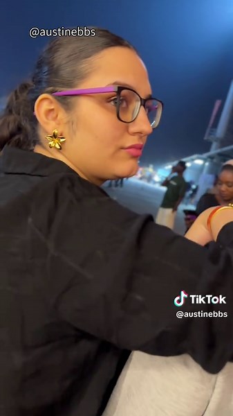 Capturing Strangers' Reactions in Street Photography