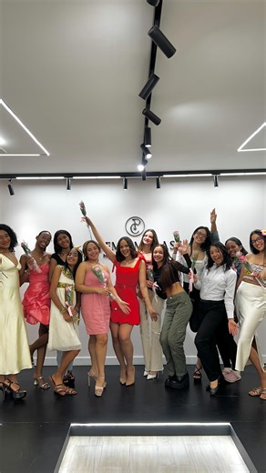 Premium Class Modeling Academy on Instagram: "Hoy cerramos un capítulo muy especial en nuestra historia ✨ El primer grupo profesional de nuestra academia culmina sus clases, y con ello, un ciclo lleno de crecimiento, disciplina, sueños y mucho amor por el modelaje 💕 Cada clase fue una oportunidad para aprender, superar miedos y descubrir nuevas versiones de sí mismas. Ver su evolución ha sido motivo de orgullo y alegría, porque más allá de la técnica, aprendieron a brillar desde adentro. 🌸 Gra