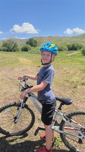 Last full day of youth camp was incredible! Campers learned all about aerial silks, baton twirling and even the tightrope thanks to the @circusvisioncollective! 🎪 We also enjoyed free time playing games and mountain biking! | Camp Rainbow Gold, Inc.