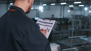 Quality Control Factory Worker Indoors Hard: стоковое видео (без лицензионных платежей), 3476585133 | Shutterstock
