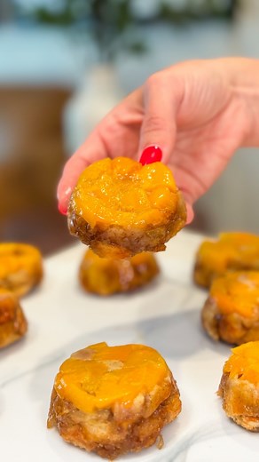 🍑 PEACH MONKEY BREAD! 😍 Ingredients: -King’s Hawaiian Original Hawaiian Sweet Rolls -1 egg -1/2 c granulated sugar -1 tsp cinnamon -1 stick of butter (melted) -3/4 c brown sugar (packed) -1 can of peaches (drained, diced) Preparation: 1. Cut King’s Hawaiian Original Hawaiian Sweet Rolls into small cubes 2. Place cubed rolls in a large bowl, then mix in a beaten egg, then mix in cinnamon sugar until cubed rolls are fully coated (1/2 cup of sugar, 1 teaspoon of cinnamon) 3. Add a layer of diced